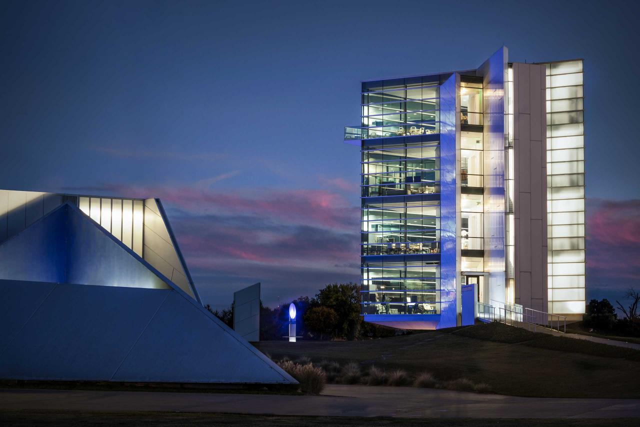 Finish Line Tower - American Glass Inc.